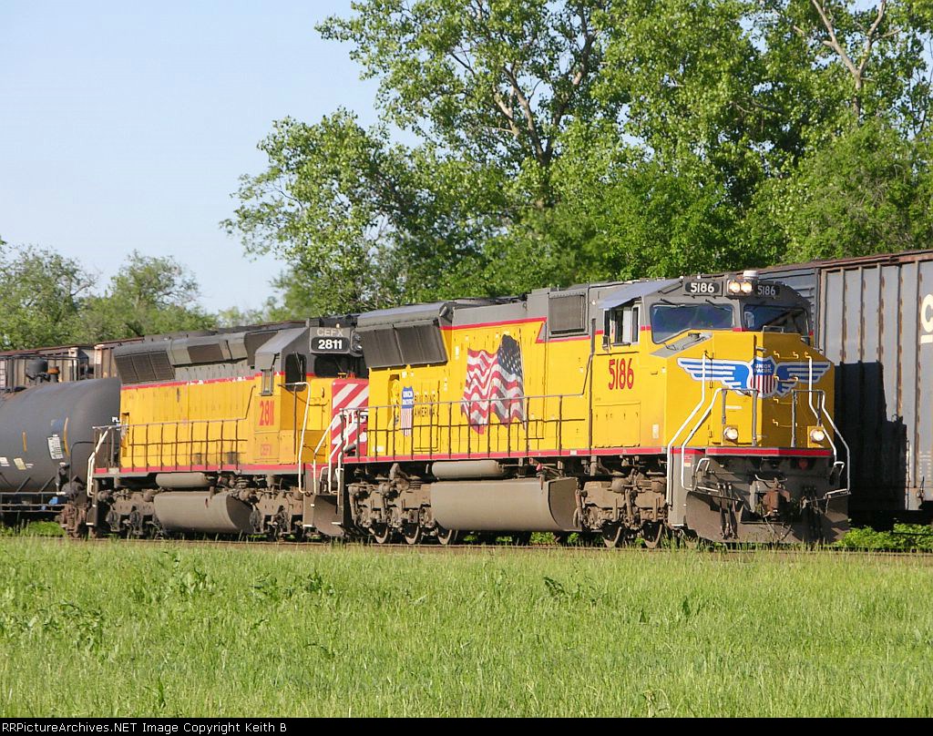 UP 5186 and CEFX 2811